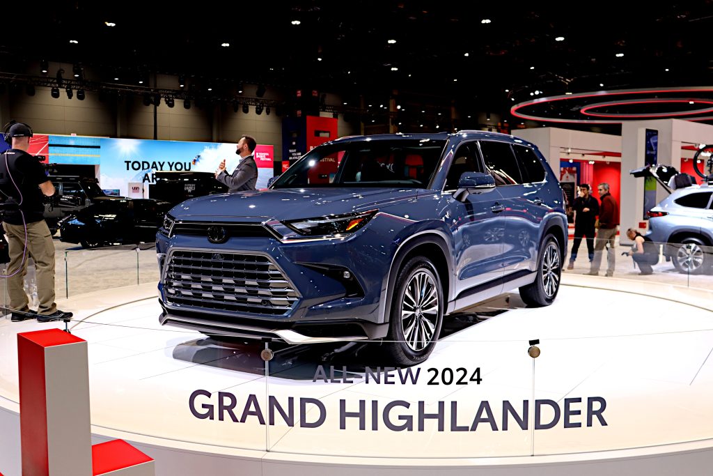 Toyota Grand Highlander Makes World Premiere - CarNewsCafe